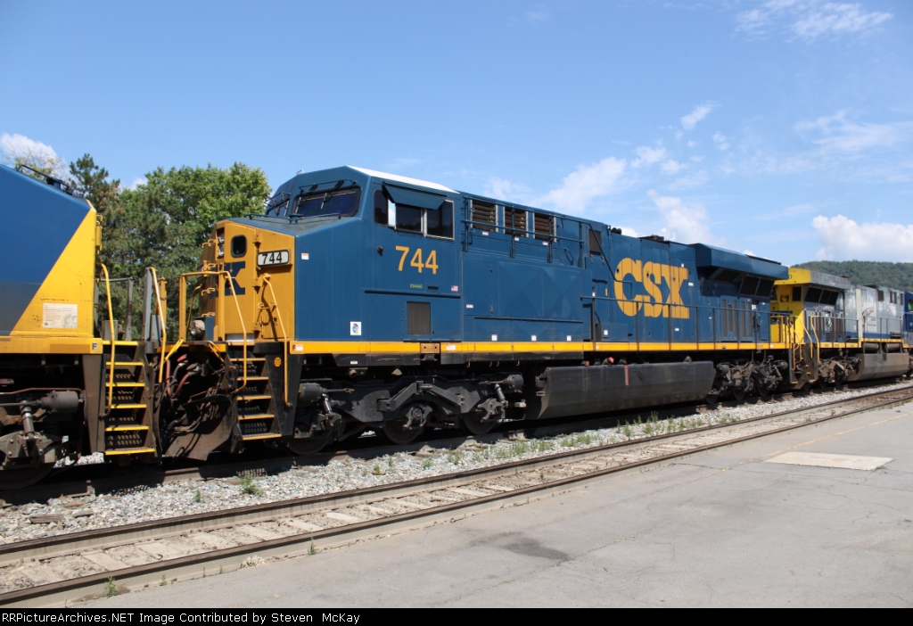 CSX 744